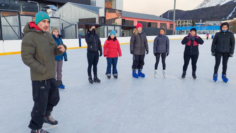 Se realizó un curso básico de patinaje sobre hielo para docentes de ...