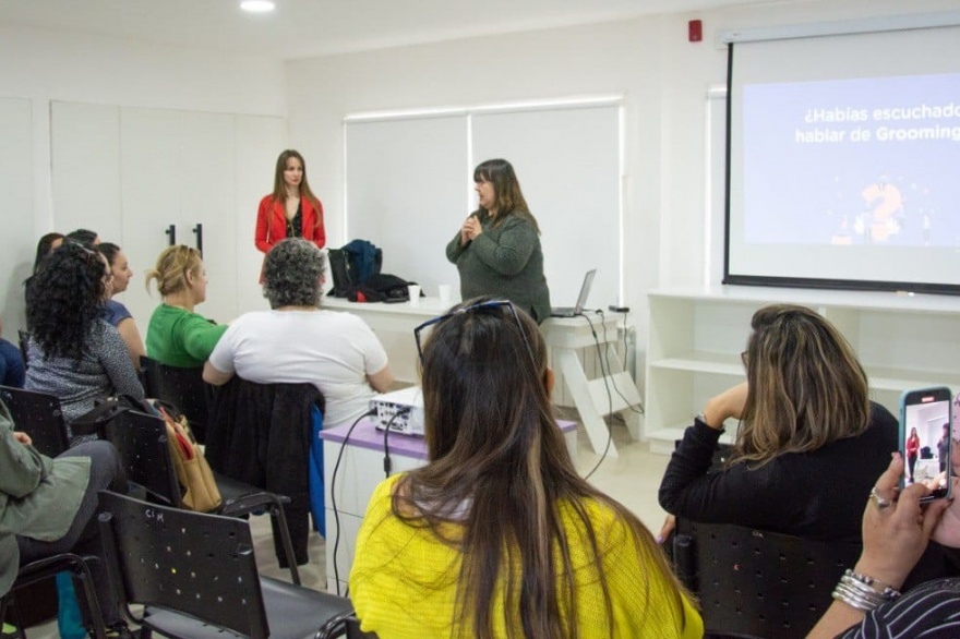 Se realizó una charla abierta sobre grooming en Río Grande - Critica Sur