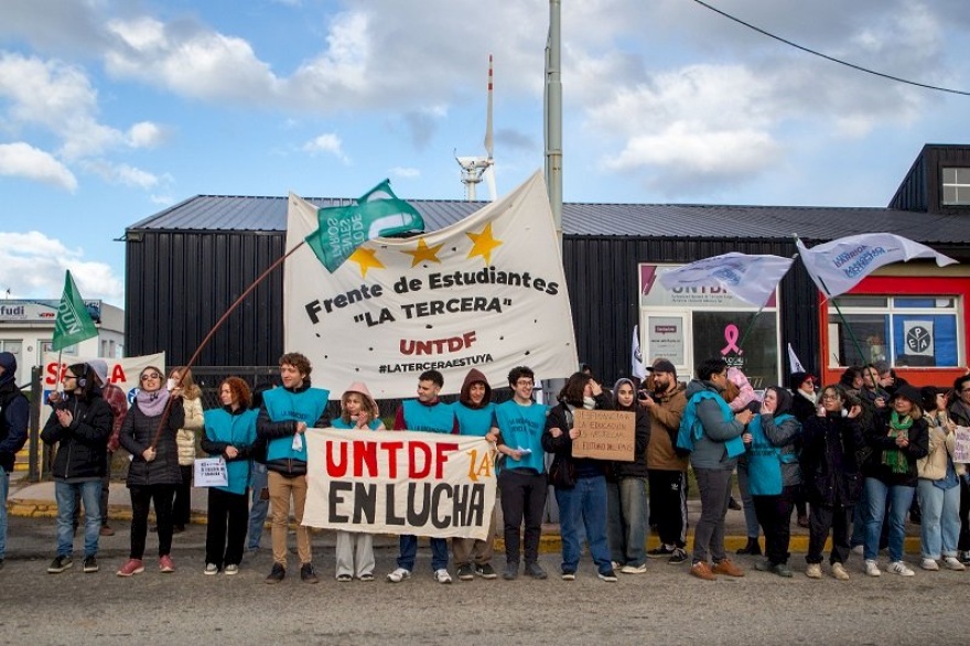 Estudiantes, docentes y gremios realizaron un 'abrazo simbólico' a la ...